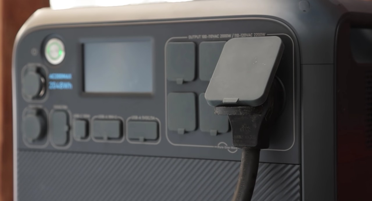 Tiny House Expedition - Off Grid Tiny House Power with Bluetti AC200Max